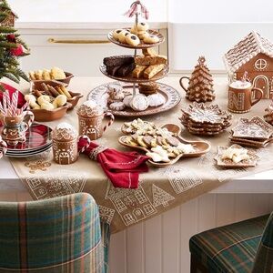 Pottery Barn | Dining | Pottery Barn Gingerbread Snowflake Plates Set ...